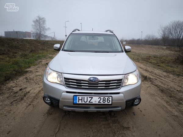 Grey Subaru Forester 2009 in Vilnius, with an engine capacity of 2.50 L and mileage of 330 thousand km for 3200 €, photo 2 on AUTOMOTO.COM.LV