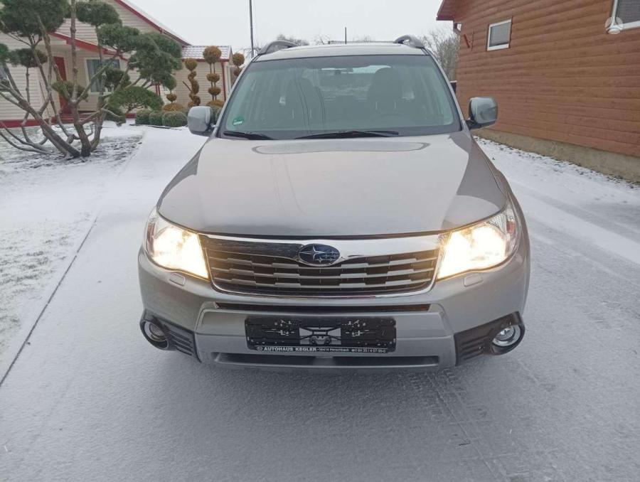 Grey Subaru Forester 2009 in Marijampole, with an engine capacity of 1.99 L and mileage of 202 thousand km for 4700 €, photo 1 on AUTOMOTO.COM.LV
