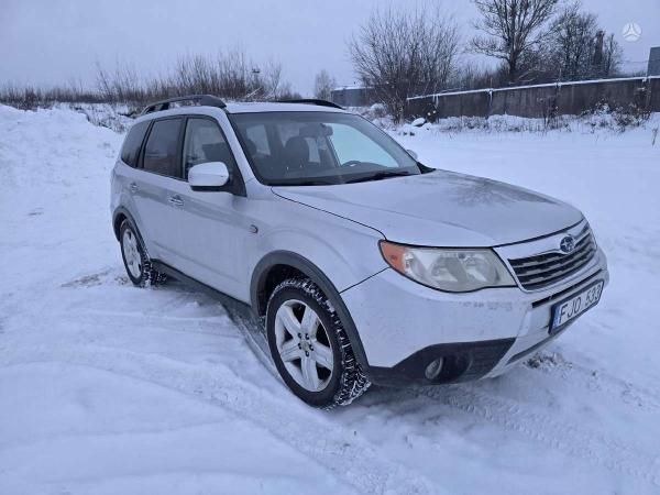 Pelēks Subaru Forester 2009 Viļņa, ar dzinēja tilpumu 2.46 L un nobraukumu 181 tūkst. km par 2600 €, foto 1 vietnē AUTOMOTO.COM.LV
