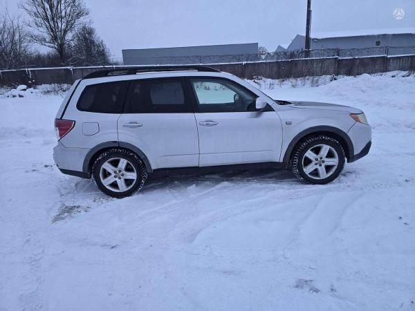 Pelēks Subaru Forester 2009 Viļņa, ar dzinēja tilpumu 2.46 L un nobraukumu 181 tūkst. km par 2600 €, foto 2 vietnē AUTOMOTO.COM.LV