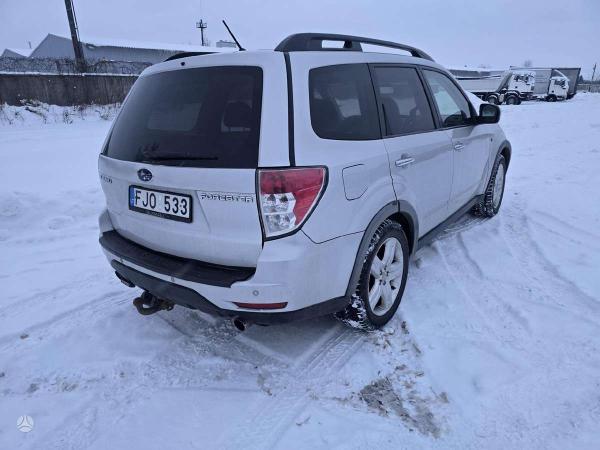 Pelēks Subaru Forester 2009 Viļņa, ar dzinēja tilpumu 2.46 L un nobraukumu 181 tūkst. km par 2600 €, foto 3 vietnē AUTOMOTO.COM.LV