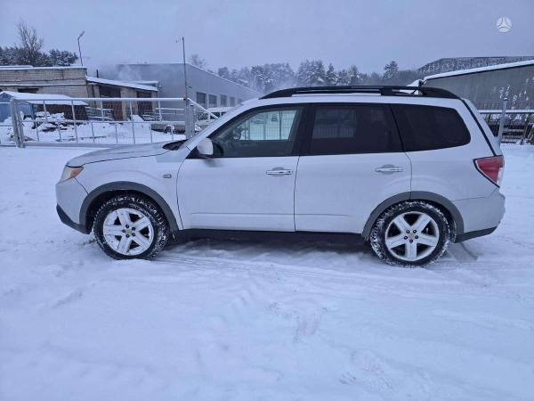 Pelēks Subaru Forester 2009 Viļņa, ar dzinēja tilpumu 2.46 L un nobraukumu 181 tūkst. km par 2600 €, foto 5 vietnē AUTOMOTO.COM.LV