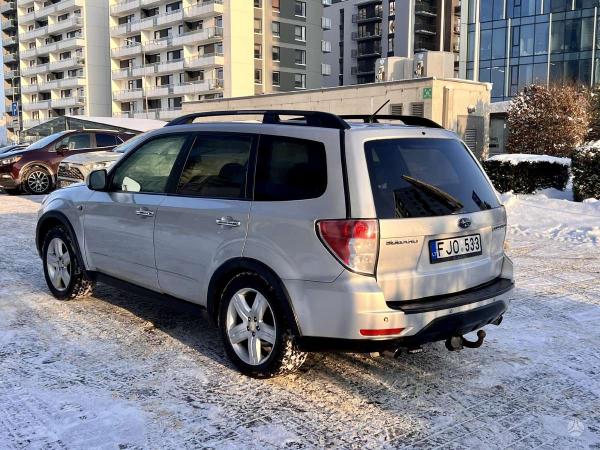 Pelēks Subaru Forester 2009 Viļņa, ar dzinēja tilpumu 2.46 L un nobraukumu 188 tūkst. km par 3500 €, foto 4 vietnē AUTOMOTO.COM.LV