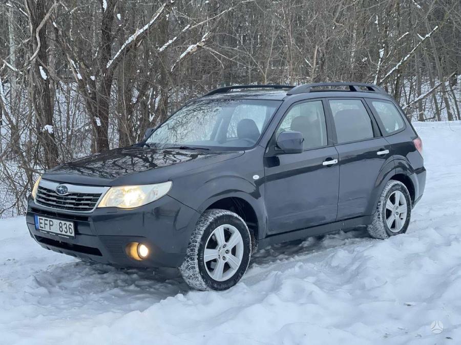 Grey Subaru Forester 2009 in Vilnius, with an engine capacity of 1.99 L and mileage of 400 thousand km for 2800 €, photo 1 on AUTOMOTO.COM.LV