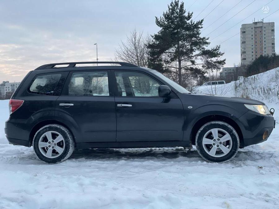 Grey Subaru Forester 2009 in Vilnius, with an engine capacity of 1.99 L and mileage of 400 thousand km for 2800 €, photo 4 on AUTOMOTO.COM.LV