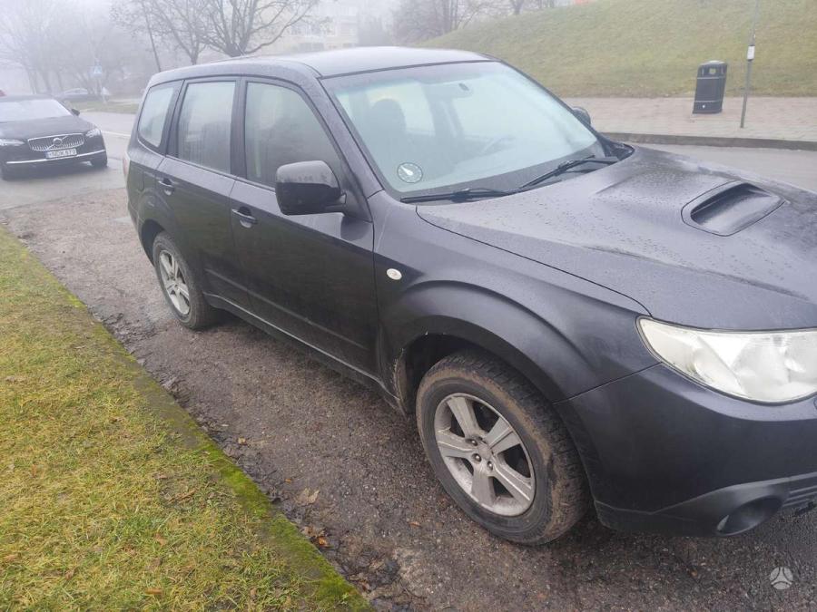Grey Subaru Forester 2010 in Vilnius, with an engine capacity of 1.99 L and mileage of 270 thousand km for 1650 €, photo 2 on AUTOMOTO.COM.LV