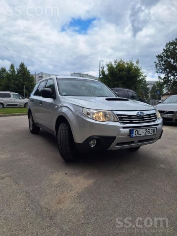 Pelēks Subaru Forester 2010 Rīga, ar dzinēja tilpumu 2.00 L un nobraukumu 184 tūkst. km par 4700 €, foto 3 vietnē AUTOMOTO.COM.LV