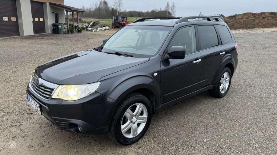 Pelēks Subaru Forester 2011 Viļņa, ar dzinēja tilpumu 1.99 L un nobraukumu 296 tūkst. km par 3999 €, foto 1 vietnē AUTOMOTO.COM.LV