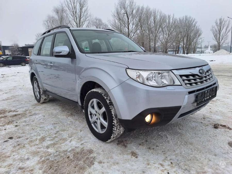 Grey Subaru Forester 2013 in Siauliai, with an engine capacity of 2.00 L and mileage of 180 thousand km for 5950 €, photo 2 on AUTOMOTO.COM.LV