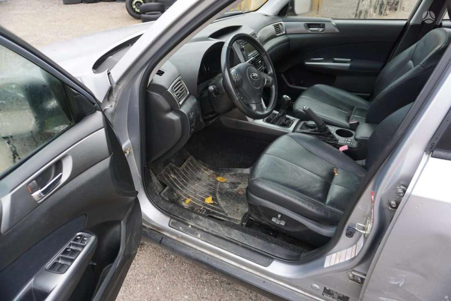 Grey Subaru Forester 2013 in Klaipeda, with an engine capacity of 2.00 L and mileage of 245 thousand km for 2300 €, photo 6 on AUTOMOTO.COM.LV