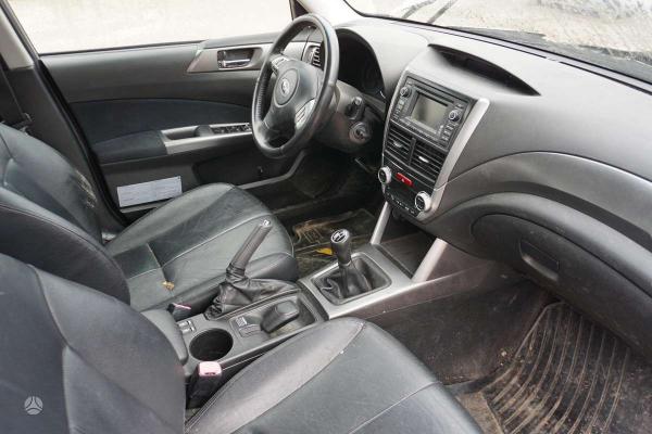Grey Subaru Forester 2013 in Klaipeda, with an engine capacity of 2.00 L and mileage of 245 thousand km for 2300 €, photo 9 on AUTOMOTO.COM.LV