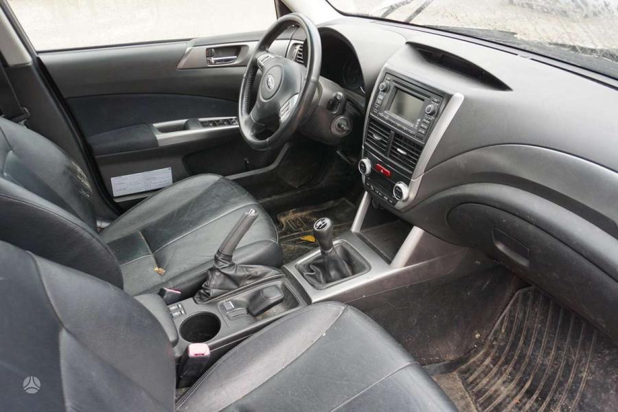 Grey Subaru Forester 2013 in Klaipeda, with an engine capacity of 2.00 L and mileage of 245 thousand km for 2300 €, photo 9 on AUTOMOTO.COM.LV