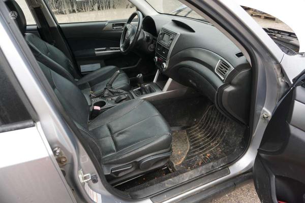 Grey Subaru Forester 2013 in Klaipeda, with an engine capacity of 2.00 L and mileage of 245 thousand km for 2300 €, photo 10 on AUTOMOTO.COM.LV