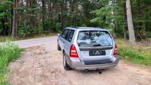 Pelēks Subaru Forester 2004 Viļņa, ar dzinēja tilpumu 2.00 L un nobraukumu 256 tūkst. km par 2750 €, foto 4 vietnē AUTOMOTO.COM.LV