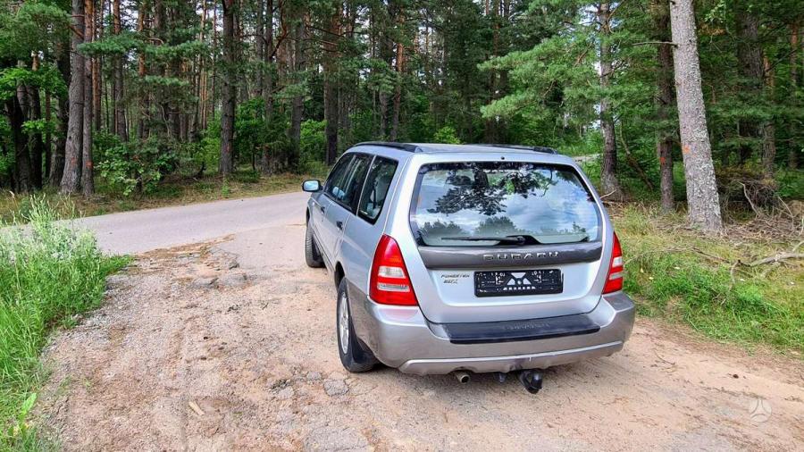 Pelēks Subaru Forester 2004 Viļņa, ar dzinēja tilpumu 2.00 L un nobraukumu 256 tūkst. km par 2750 €, foto 4 vietnē AUTOMOTO.COM.LV