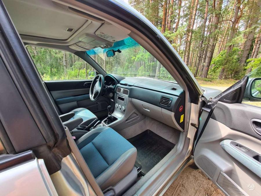 Pelēks Subaru Forester 2004 Viļņa, ar dzinēja tilpumu 2.00 L un nobraukumu 256 tūkst. km par 2750 €, foto 12 vietnē AUTOMOTO.COM.LV