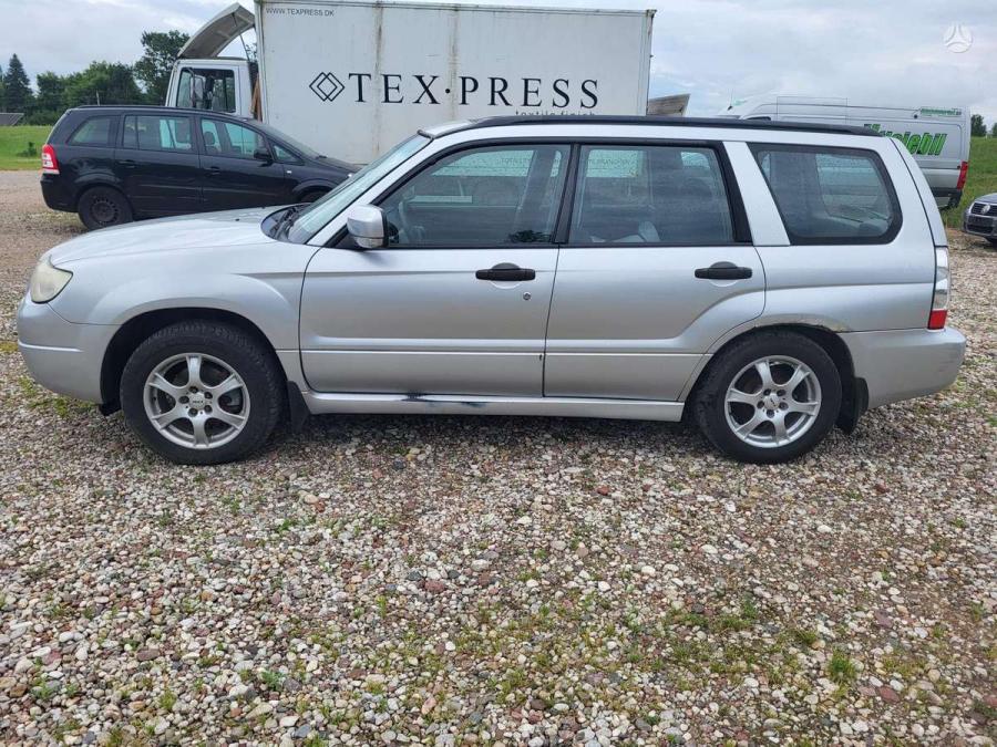 Grey Subaru Forester 2005 in Marijampole, with an engine capacity of 2.00 L and mileage of 280 thousand km for 1300 €, photo 4 on AUTOMOTO.COM.LV