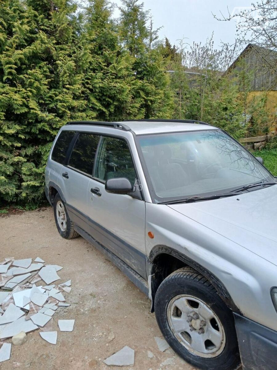 Grey Subaru Forester 1998 in Kupiskis, with an engine capacity of 2.00 L and mileage of 413 thousand km for 800 €, photo 1 on AUTOMOTO.COM.LV