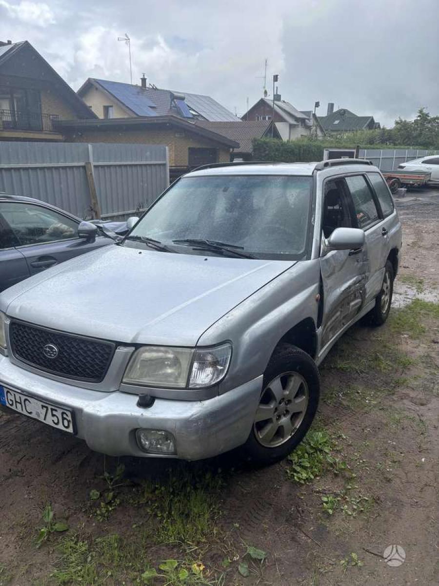 Pelēks Subaru Forester 2002 Kauņa, ar dzinēja tilpumu 2.00 L un nobraukumu 320 tūkst. km par 450 €, foto 1 vietnē AUTOMOTO.COM.LV
