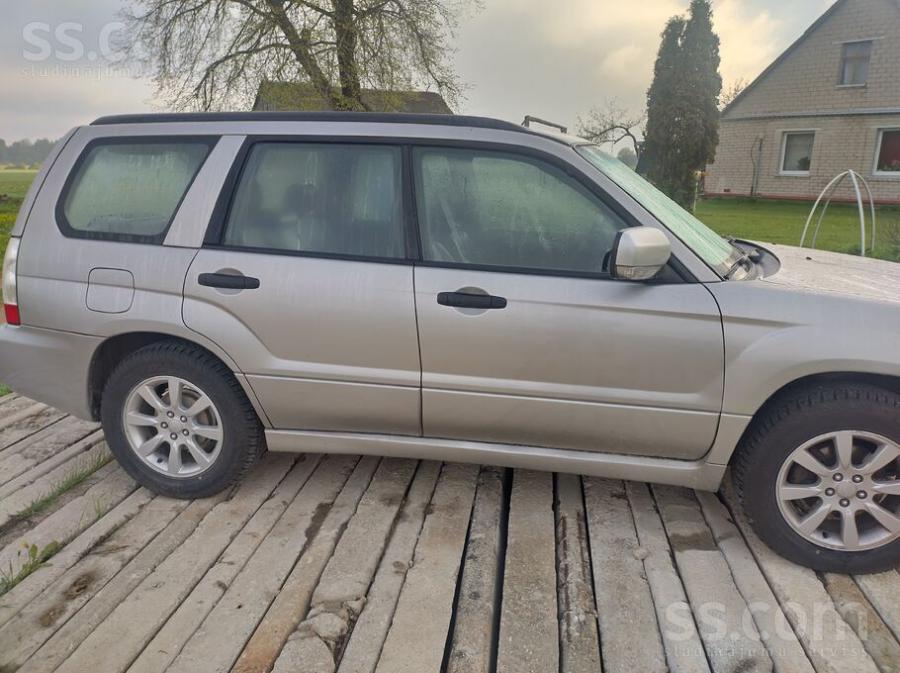 Grey Subaru Forester 2005 in Jekabpils, with an engine capacity of 2.00 L and mileage of 194 thousand km for 3800 €, photo 2 on AUTOMOTO.COM.LV