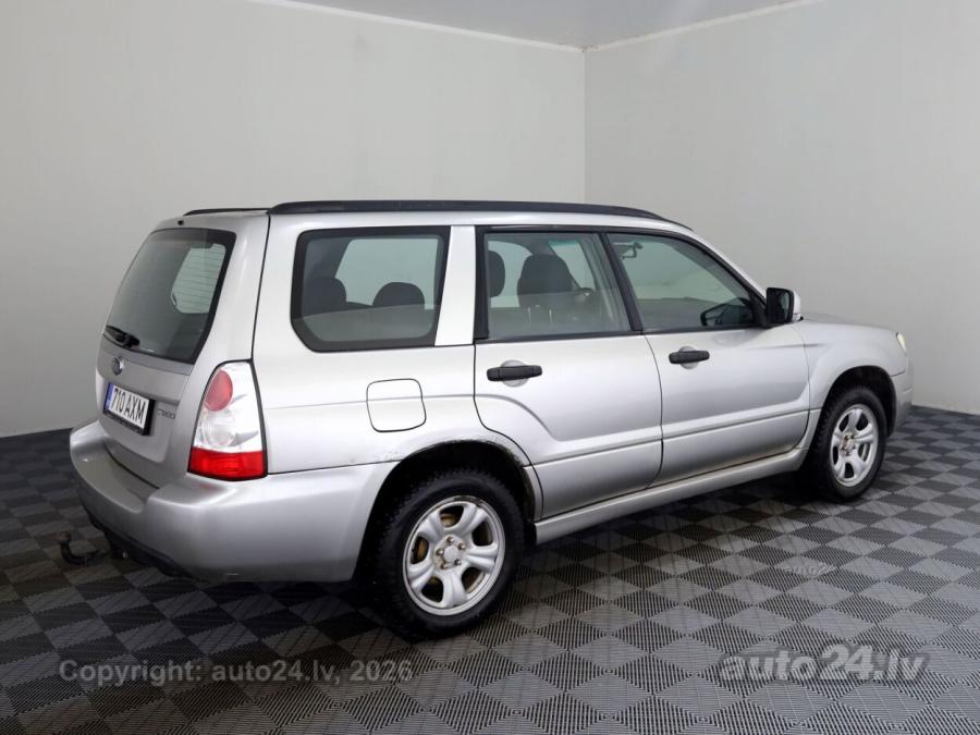 Pelēks Subaru Forester 2006 Tallina, ar dzinēja tilpumu 2.00 L un nobraukumu 217 tūkst. km par 999 €, foto 4 vietnē AUTOMOTO.COM.LV