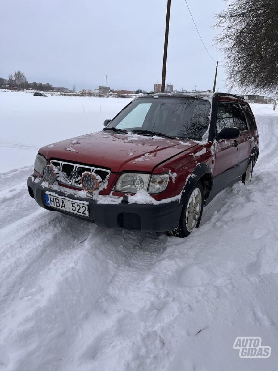 Sarkans Subaru Forester 2001 Šauļi, ar dzinēja tilpumu 2.00 L un nobraukumu 400 tūkst. km par 1200 €, foto 1 vietnē AUTOMOTO.COM.LV