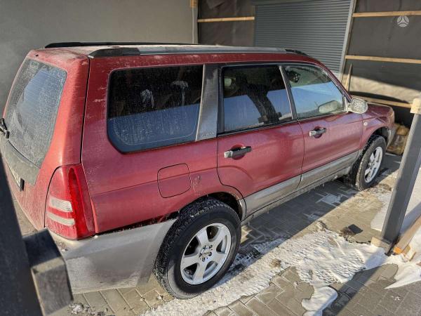Red Subaru Forester 2003 in Kaunas, with an engine capacity of 2.50 L and mileage of 372 thousand km for 2600 €, photo 4 on AUTOMOTO.COM.LV