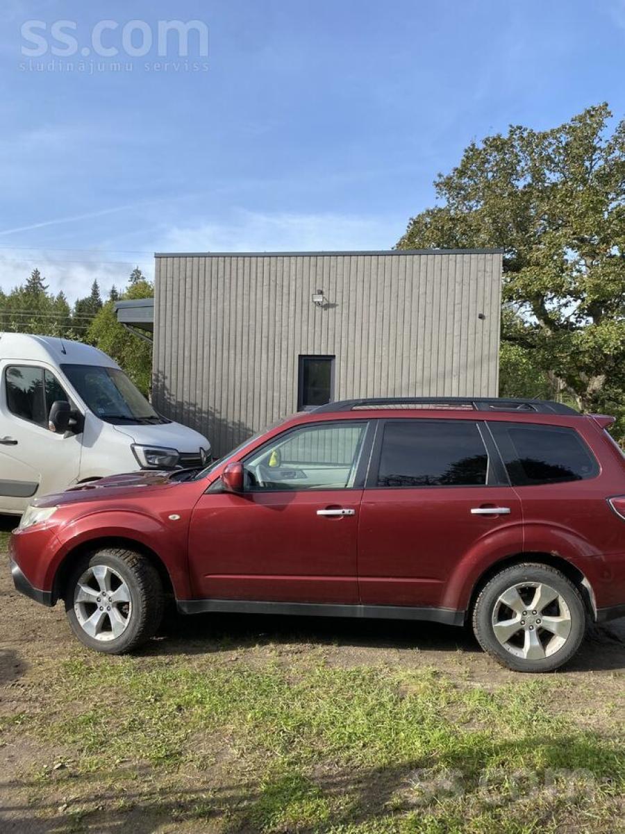 Red Subaru Forester 2009 in Ogre, with an engine capacity of 2.00 L and mileage of 270 thousand km for 3500 €, photo 5 on AUTOMOTO.COM.LV