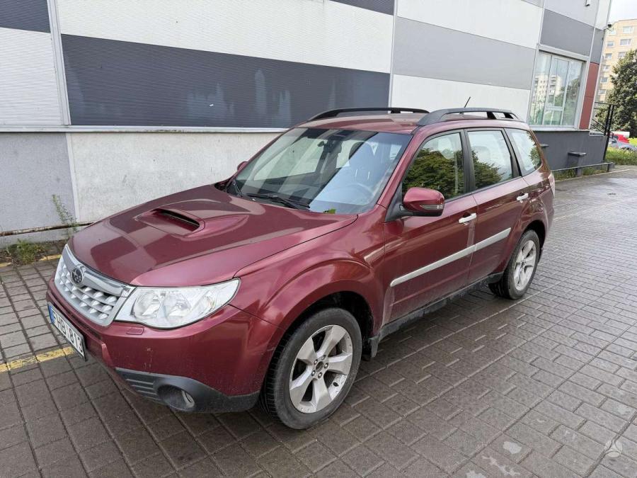 Red Subaru Forester 2011 in Vilnius, with an engine capacity of 2.00 L and mileage of 280 thousand km for 1300 €, photo 4 on AUTOMOTO.COM.LV