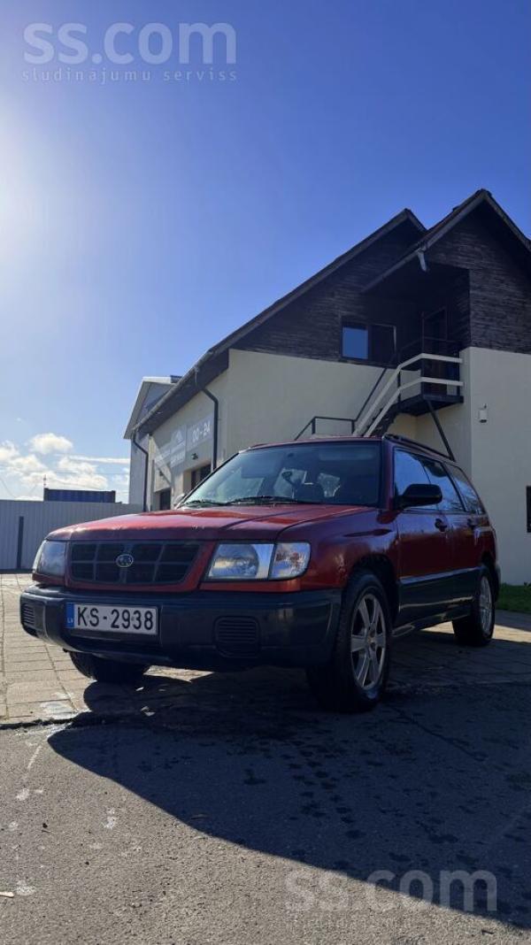 Subaru Forester 1998 Rīga vietnē Sarkans Subaru Forester 1998 Rīga, ar dzinēja tilpumu 2.00 L un nobraukumu 299 tūkst. km par 2250 €, foto 1 vietnē AUTOMOTO.COM.LV