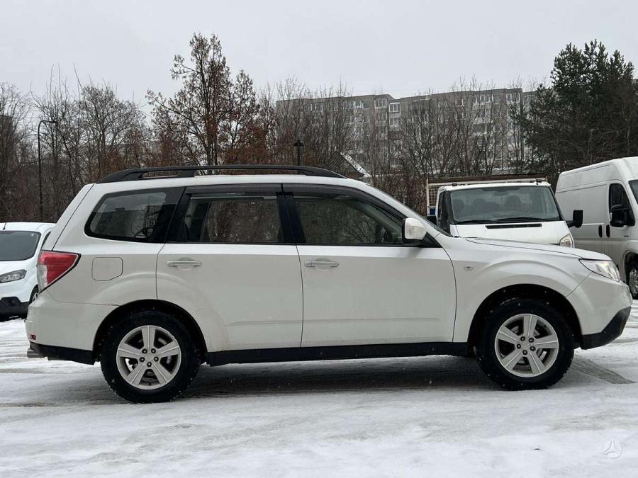 White Subaru Forester 2009 in Vilnius, with an engine capacity of 2.00 L and mileage of 294 thousand km for 3000 €, photo 4 on AUTOMOTO.COM.LV