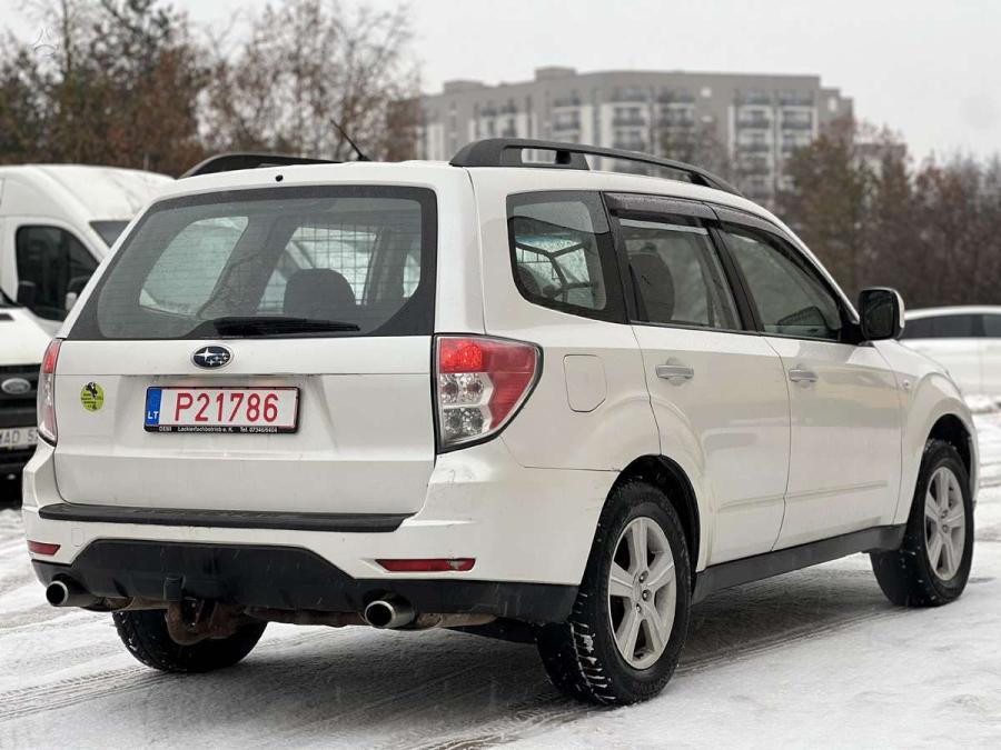 White Subaru Forester 2009 in Vilnius, with an engine capacity of 2.00 L and mileage of 294 thousand km for 3000 €, photo 5 on AUTOMOTO.COM.LV