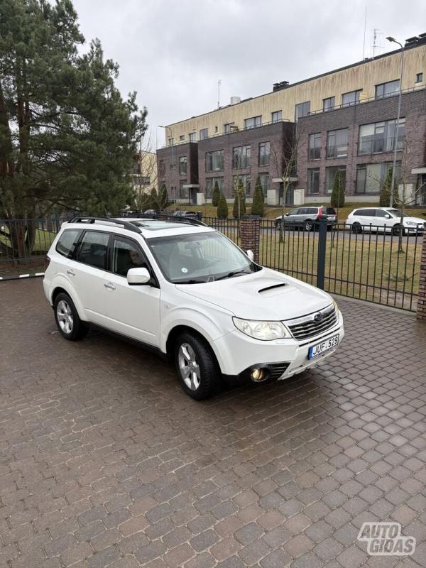 White Subaru Forester 2009 in Vilnius, with an engine capacity of 2.00 L and mileage of 240 thousand km for 1899 €, photo 1 on AUTOMOTO.COM.LV