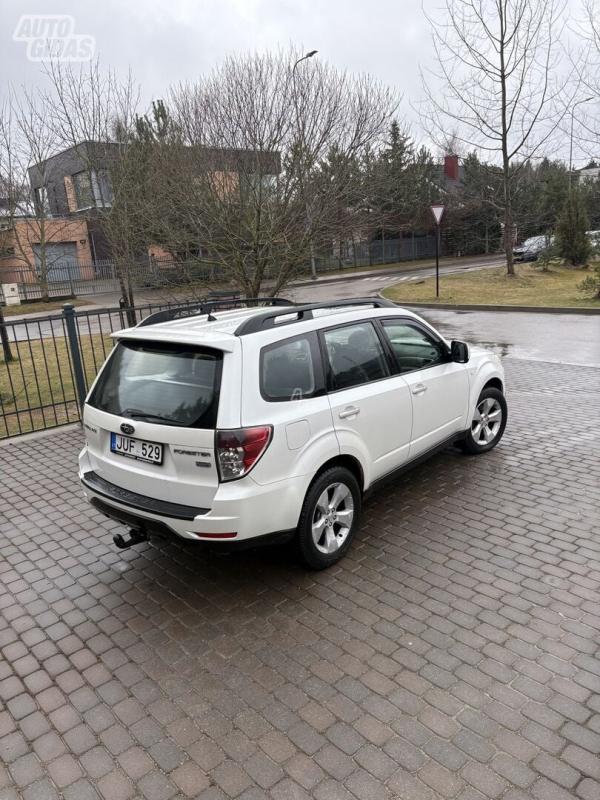 White Subaru Forester 2009 in Vilnius, with an engine capacity of 2.00 L and mileage of 240 thousand km for 1899 €, photo 2 on AUTOMOTO.COM.LV