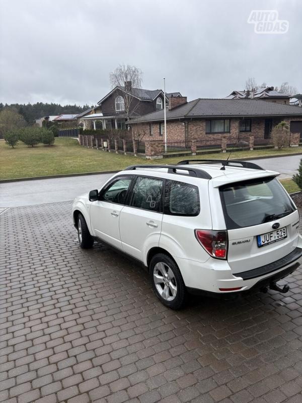 White Subaru Forester 2009 in Vilnius, with an engine capacity of 2.00 L and mileage of 240 thousand km for 1899 €, photo 3 on AUTOMOTO.COM.LV