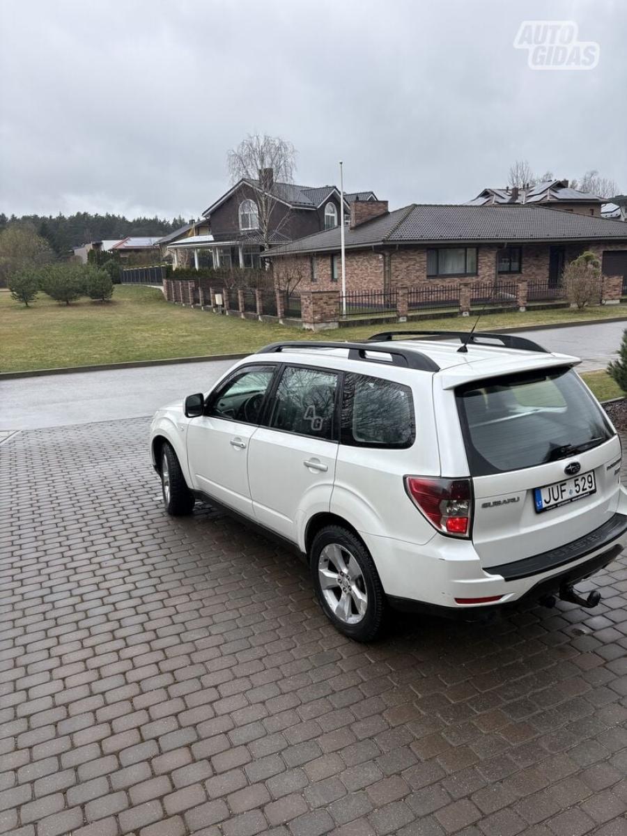 White Subaru Forester 2009 in Vilnius, with an engine capacity of 2.00 L and mileage of 240 thousand km for 1899 €, photo 4 on AUTOMOTO.COM.LV