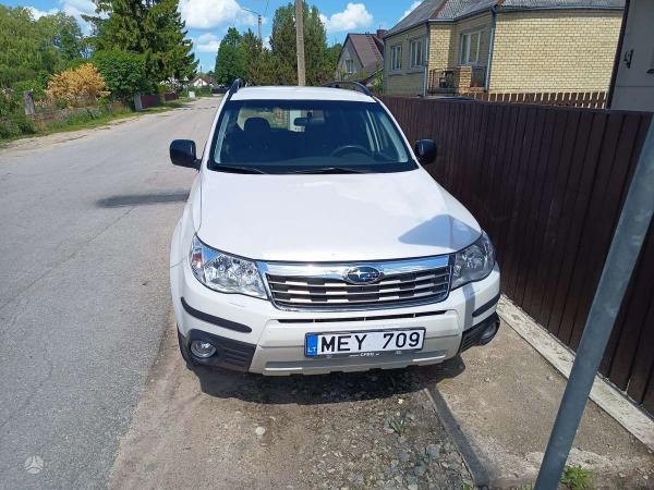 White Subaru Forester 2009 in Kursenai, with an engine capacity of 1.99 L and mileage of 292 thousand km for 4000 €, photo 1 on AUTOMOTO.COM.LV