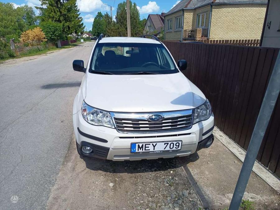 White Subaru Forester 2009 in Kursenai, with an engine capacity of 1.99 L and mileage of 292 thousand km for 4000 €, photo 1 on AUTOMOTO.COM.LV