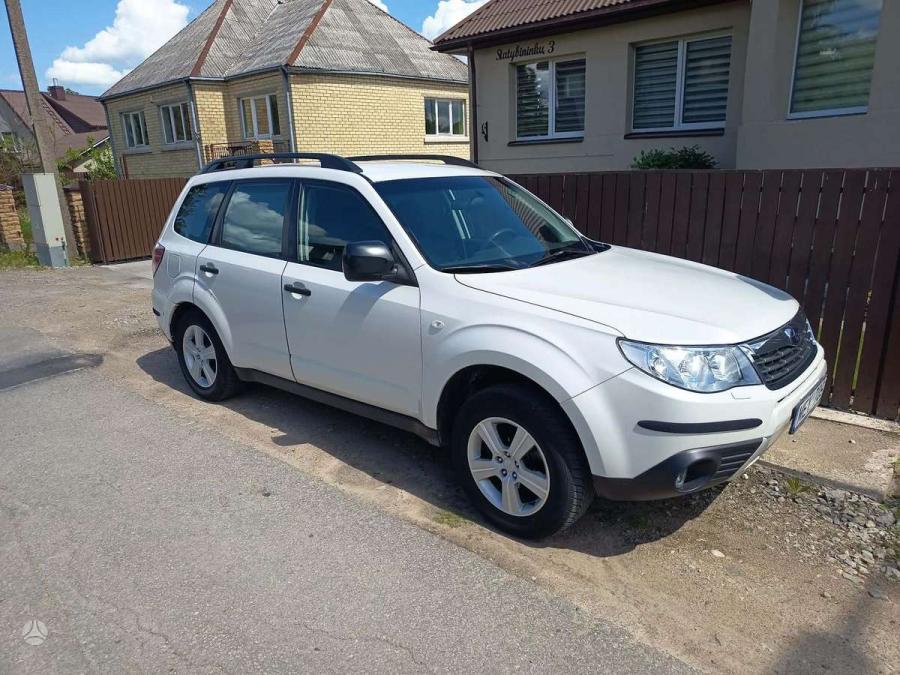 White Subaru Forester 2009 in Kursenai, with an engine capacity of 1.99 L and mileage of 292 thousand km for 4000 €, photo 3 on AUTOMOTO.COM.LV