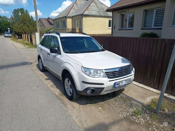 White Subaru Forester 2009 in Kursenai, with an engine capacity of 1.99 L and mileage of 292 thousand km for 4000 €, photo 3 on AUTOMOTO.COM.LV
