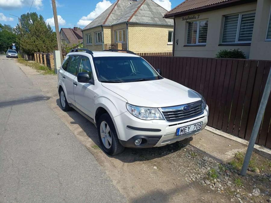 White Subaru Forester 2009 in Kursenai, with an engine capacity of 1.99 L and mileage of 292 thousand km for 4000 €, photo 4 on AUTOMOTO.COM.LV