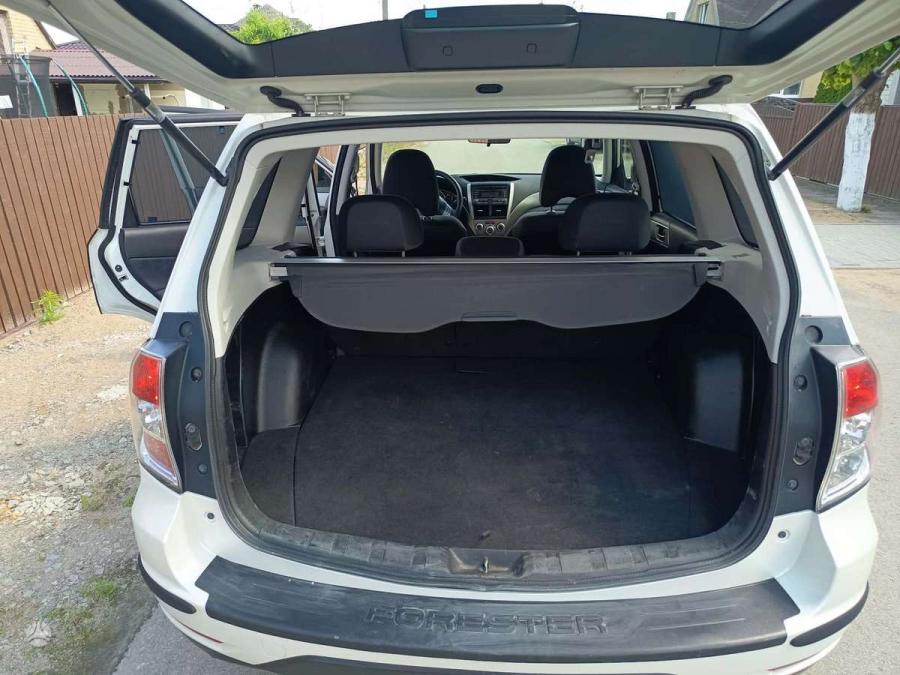 White Subaru Forester 2009 in Kursenai, with an engine capacity of 1.99 L and mileage of 292 thousand km for 4000 €, photo 6 on AUTOMOTO.COM.LV