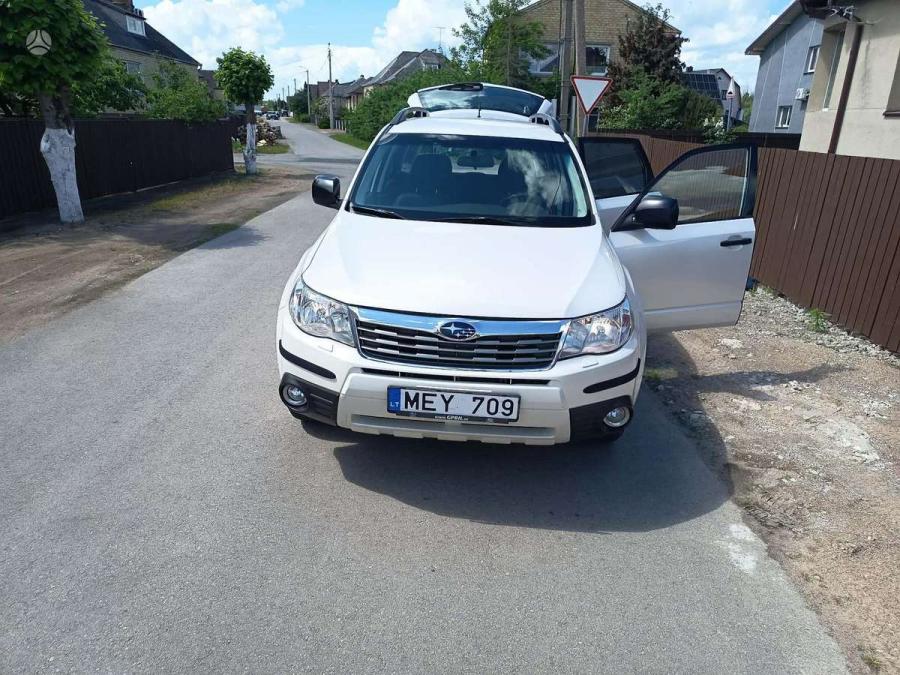White Subaru Forester 2009 in Kursenai, with an engine capacity of 1.99 L and mileage of 292 thousand km for 4000 €, photo 7 on AUTOMOTO.COM.LV