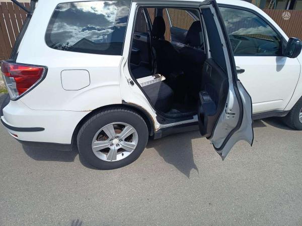 White Subaru Forester 2009 in Kursenai, with an engine capacity of 1.99 L and mileage of 292 thousand km for 4000 €, photo 7 on AUTOMOTO.COM.LV