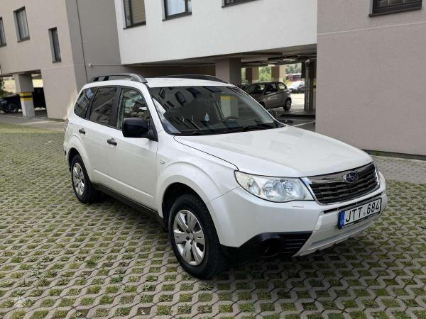 White Subaru Forester 2009 in Vilnius, with an engine capacity of 1.99 L and mileage of 251 thousand km for 4000 €, photo 1 on AUTOMOTO.COM.LV