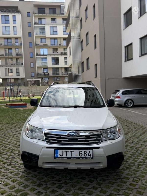White Subaru Forester 2009 in Vilnius, with an engine capacity of 1.99 L and mileage of 251 thousand km for 4000 €, photo 3 on AUTOMOTO.COM.LV