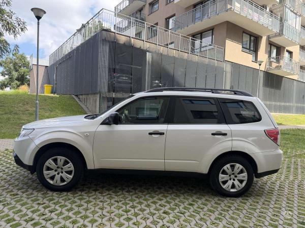 White Subaru Forester 2009 in Vilnius, with an engine capacity of 1.99 L and mileage of 251 thousand km for 4000 €, photo 5 on AUTOMOTO.COM.LV