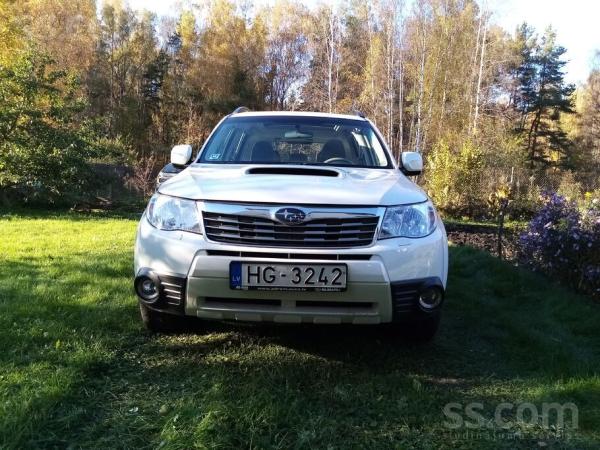 White Subaru Forester 2009 in Riga, with an engine capacity of 2.00 L and mileage of 260 thousand km for 3900 €, photo 1 on AUTOMOTO.COM.LV