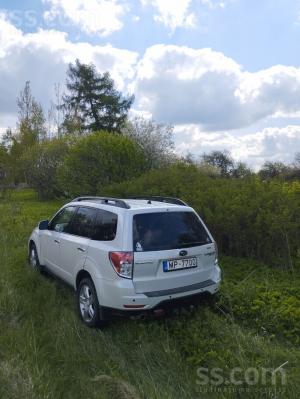 White Subaru Forester 2010 in Ludza, with an engine capacity of 2.50 L and mileage of 178 thousand km for 4800 €, photo 3 on AUTOMOTO.COM.LV