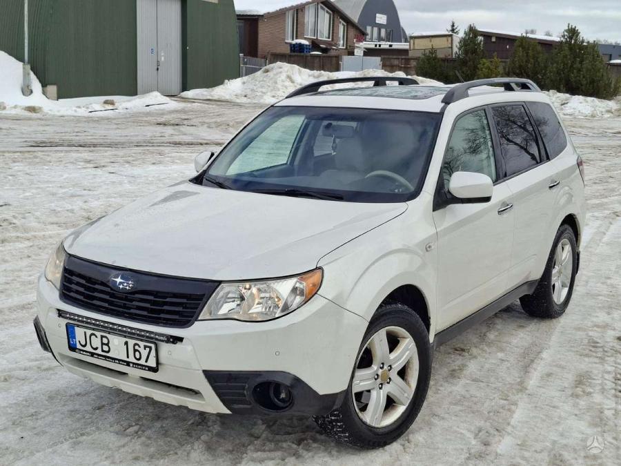 White Subaru Forester 2010 in Silute, with an engine capacity of 2.50 L and mileage of 306 thousand km for 3300 €, photo 1 on AUTOMOTO.COM.LV